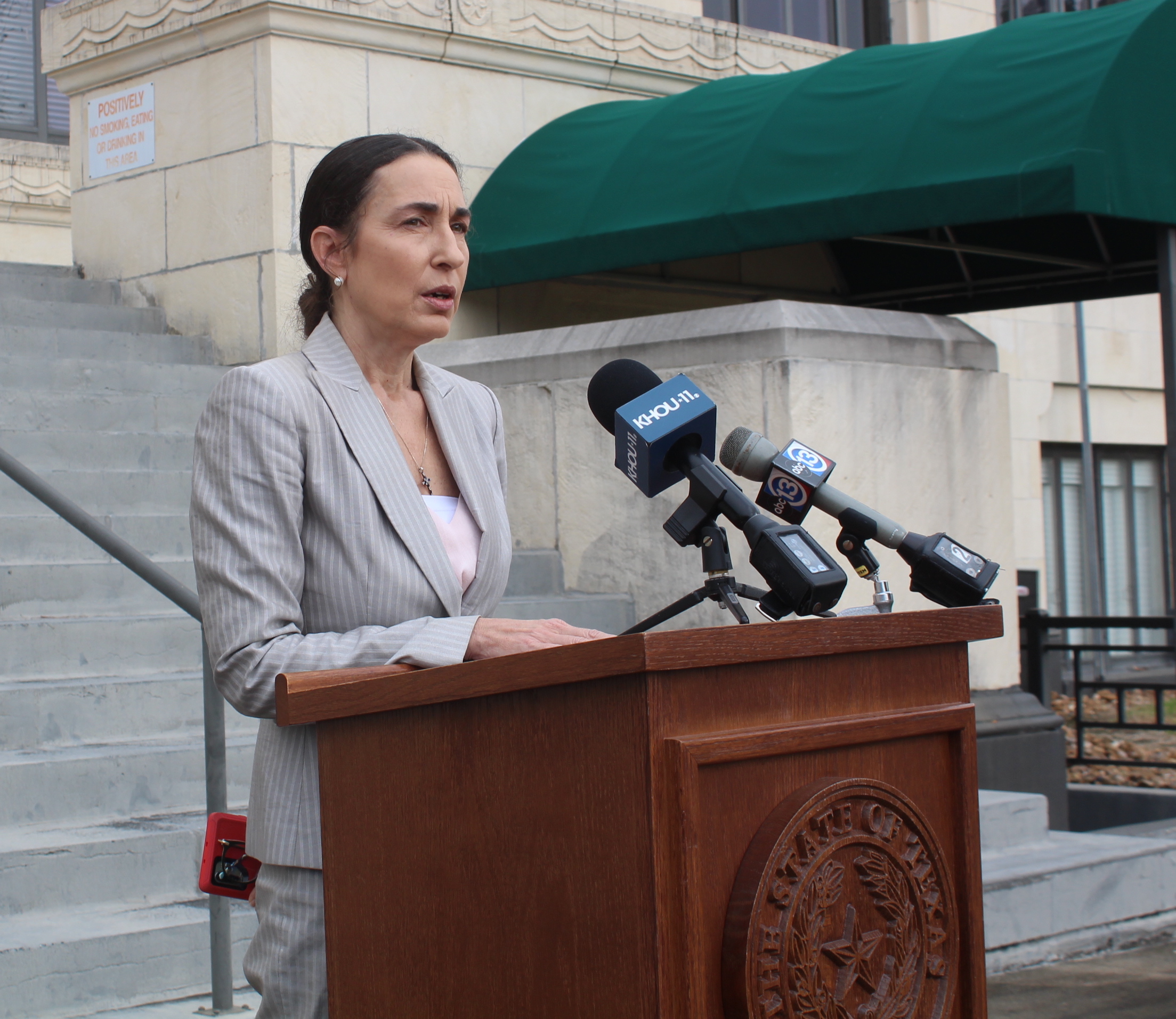 Complaint by former housing director at center of Bush investigation ...