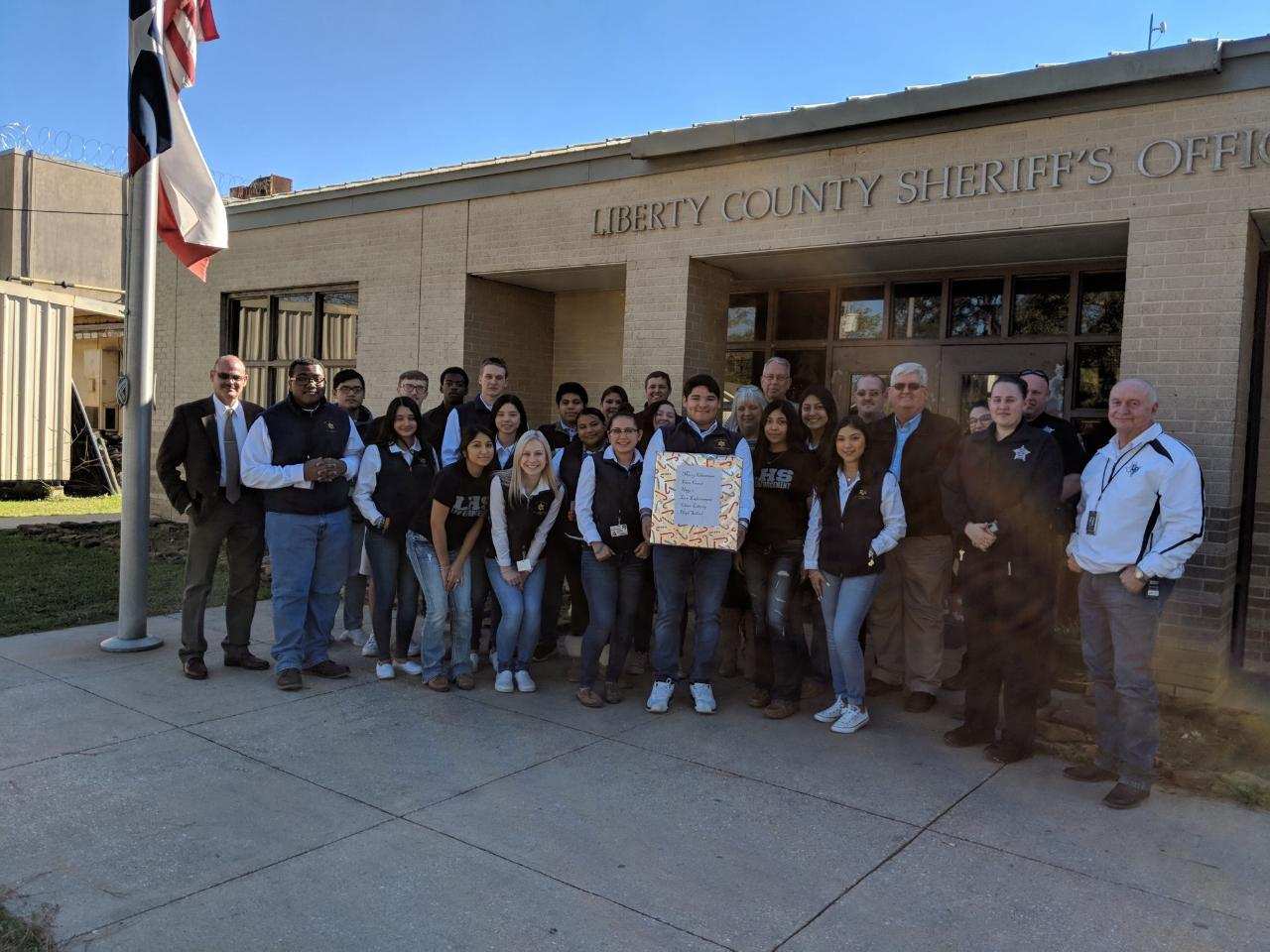 LHS law class delivers Christmas goodies to LCSO | Liberty Vindicator